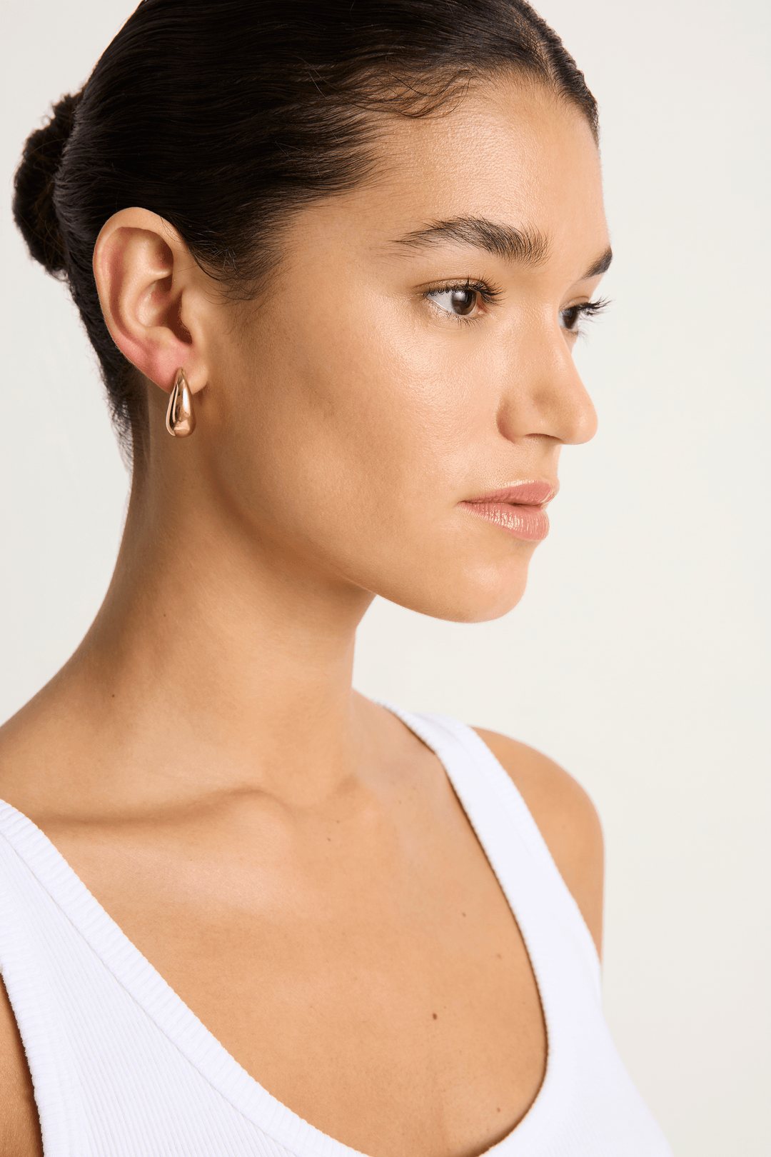 Annika Inez Sloping Hinge Hoops - Gold – Soleil Blue